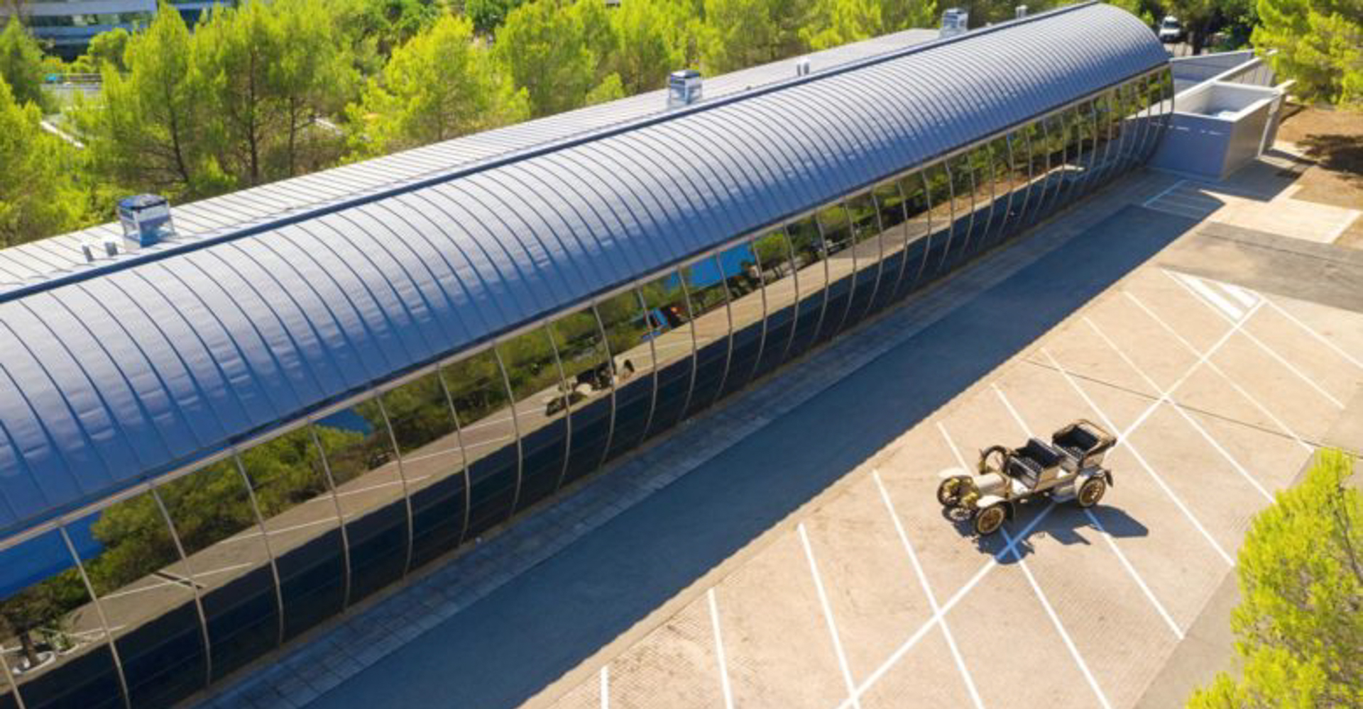 Le centre du Design Mercedes-Benz près de Nice conçu par Archigroup